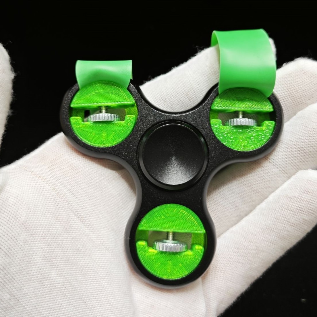 Fidget spinner transformed into a slingshot - UUUYYY.COM